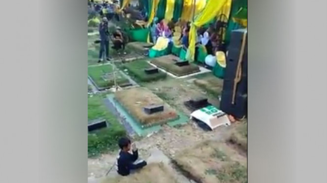 VIRAL! Pesta Pernikahan dan Dangdutan Digelar di Area Kuburan