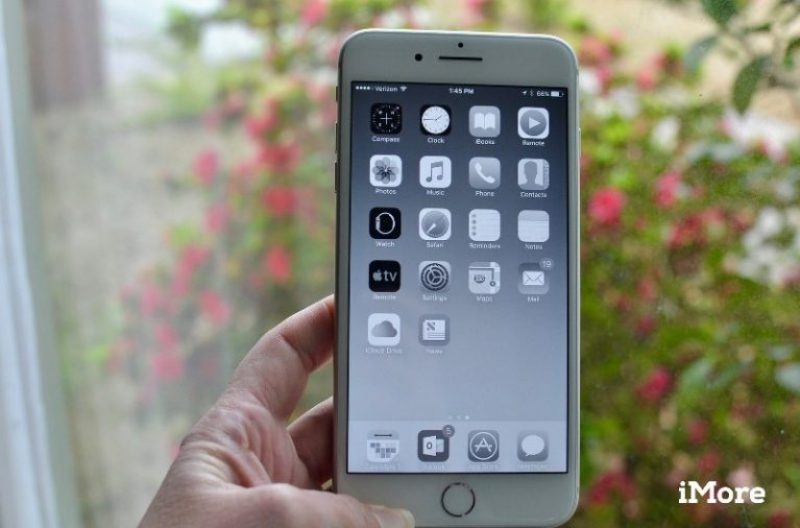 Cara Mengatasi Layar iPhone Yang Berubah Jadi Hitam Putih