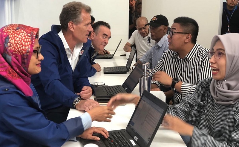 Bos XL Axiata Beraksi di Hari Pelanggan Nasional - Sinyal Magazine