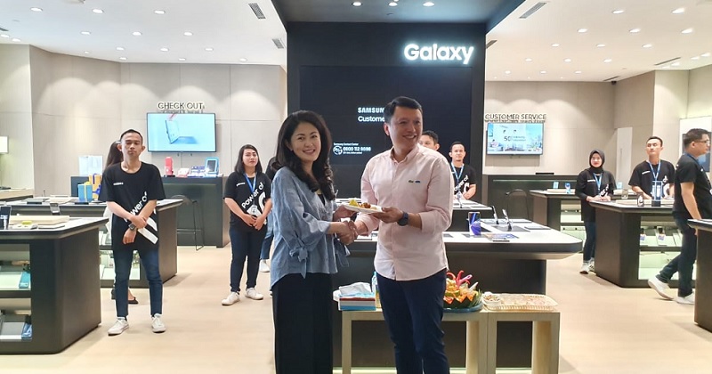 OkeShop dan Samsung Buka Showroom Baru di Beberapa Kota - Sinyal Magazine
